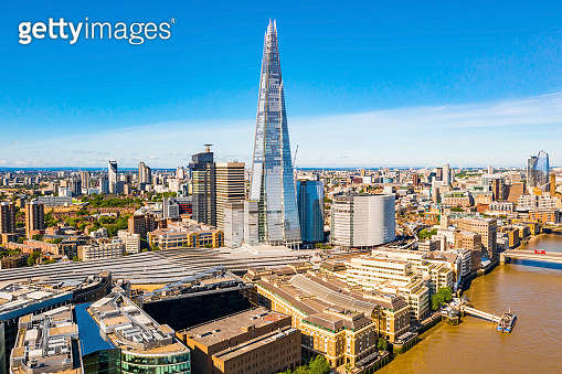 Beautiful Shard skyscraper in London, UK. City of London district. 이미지 ...