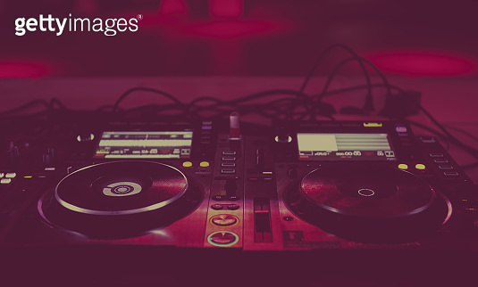 Disc jockey turn table setup on concert stage in red lights 이미지 ...