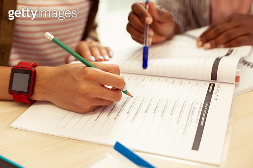 Two students completing task in their copybook 이미지 (1166070896) - 게티이미지뱅크