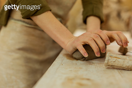 Diligent girl pressing on a piece of fresh wet clay 이미지 (1150786287 ...