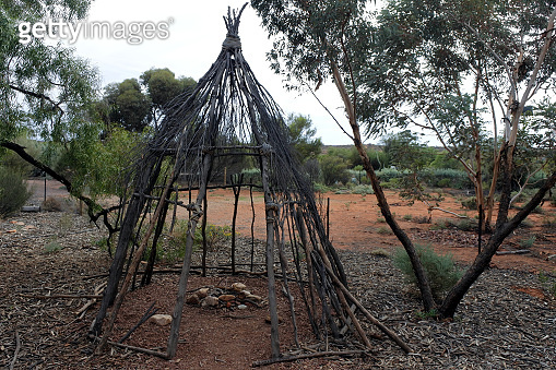 Aboriginal hut in central Australia outback 이미지 (1162880402) - 게티이미지뱅크