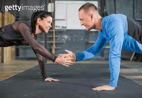 Sporty couple doing push ups together and giving five. 이미지 (1187078295 ...