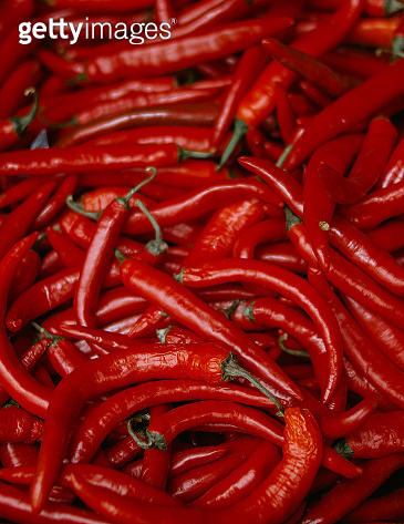 Large red chili peppers on a stall in food market (1125141493) - 게티이미지뱅크