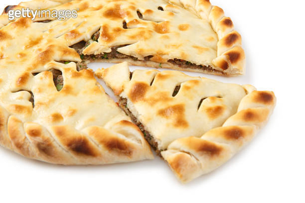Side view of cutted homemade ossetian pie (1191912959) - 게티이미지뱅크