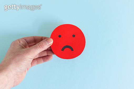 Crop hand holding negative red smiley (1132428248) - 게티이미지뱅크