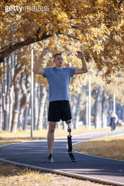 Young man without leg with prosthesis exercise in nature. 이미지 ...