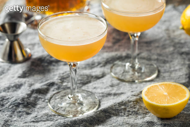 Homemade Lemon Brandy Daisy Cocktail 이미지 (1186411591) - 게티이미지뱅크