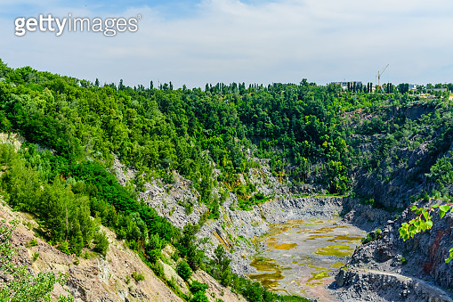 View on a cliffs in a granite quarry (1191196556) - 게티이미지뱅크