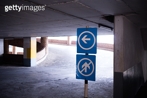 Left Turn Sign - Road Warning Sign in car park building 이미지 (1143020222 ...