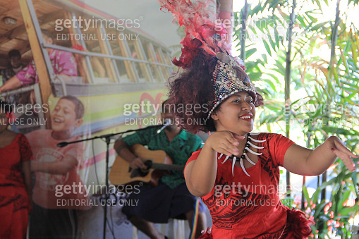 Beautiful samoan lady dancing their traditional dance. 이미지 (1188432182 ...