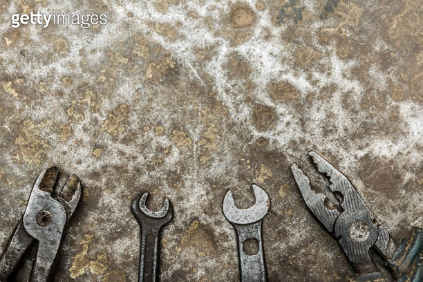old worn tool on rumpled shabby metal, close-up abstract background 이미지 ...