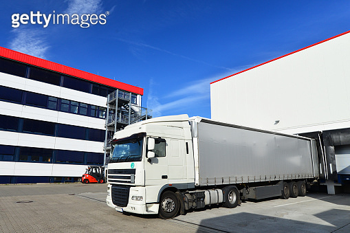 loading of lorries at the warehouse of a freight forwarding company 이미지 ...