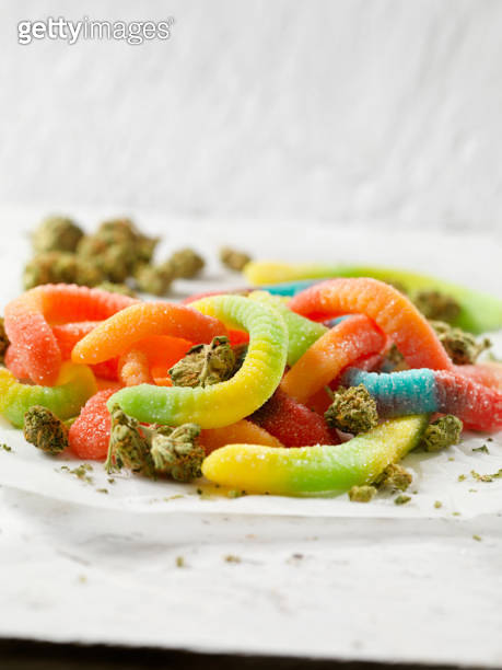 Marijuana Sour Gummy Worm Candies (1186402817) - 게티이미지뱅크
