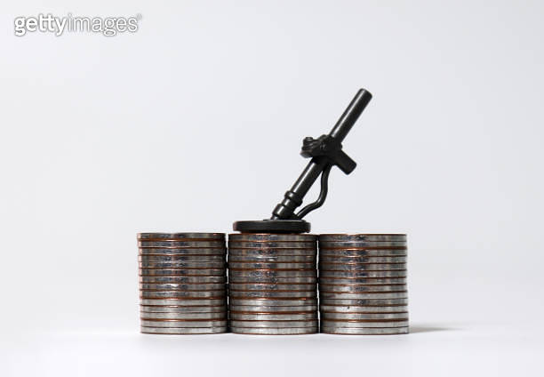 Miniature mine detector on top of three coin piles. (1165015089) - 게티이미지뱅크