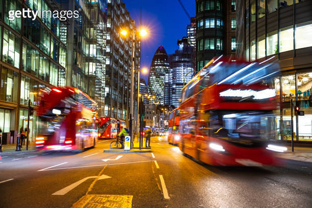 London typical red bus blurred motion at night in the City 이미지 ...