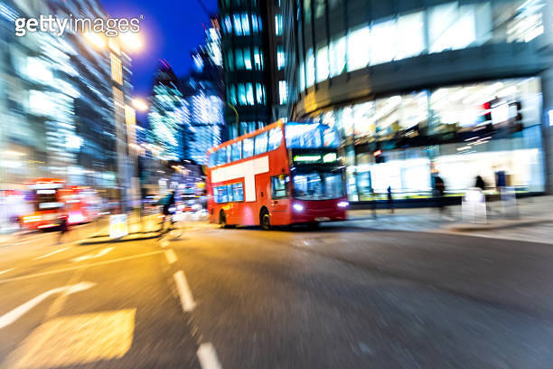 London typical red bus blurred motion at night in the City 이미지 ...
