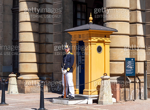 Sentry and sentry box outside the Royal Palace, Stockholm (1143313951 ...