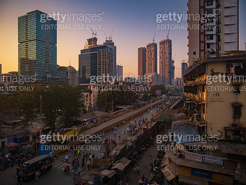 Traffic on a flyover and modern buildings in Mumbai at sunset. 이미지 ...