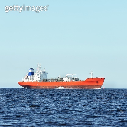 View of a red lpg tanker sailing in a open sea on a clear day 이미지 ...