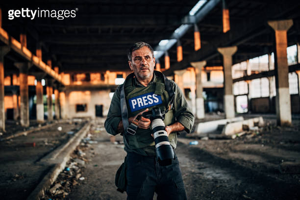Mature war reporter with camera in war zone 이미지 (1184839367) - 게티이미지뱅크