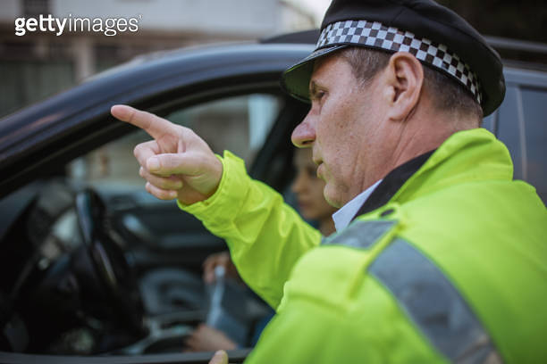 Police Officer Making Traffic Stop 이미지 (1138669481) - 게티이미지뱅크