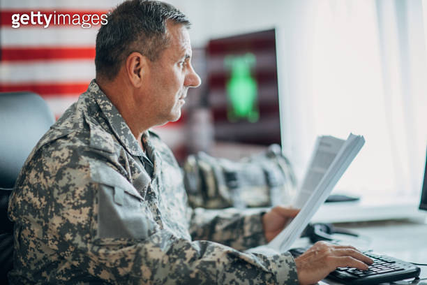 Army soldier working on clasified document (1178807779) - 게티이미지뱅크