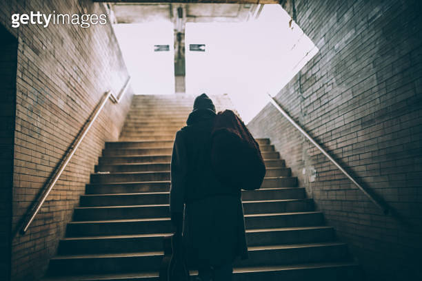 Street performer walking up the steps from subway 이미지 (1172178604) - 게티 ...