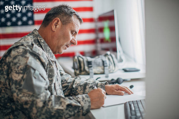 Army soldier writing notes 이미지 (1160056802) - 게티이미지뱅크