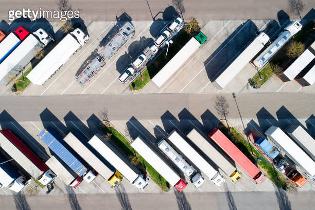 Large Group of Semi Trucks at Truck Stop 이미지 (1185712789) - 게티이미지뱅크
