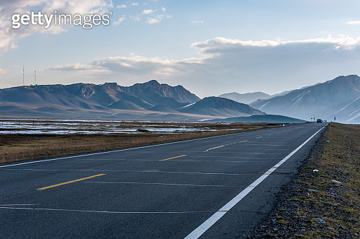 High Altitude Gobi Snow Mountain Asphalt Highway in Xinjiang, China 이미지 ...