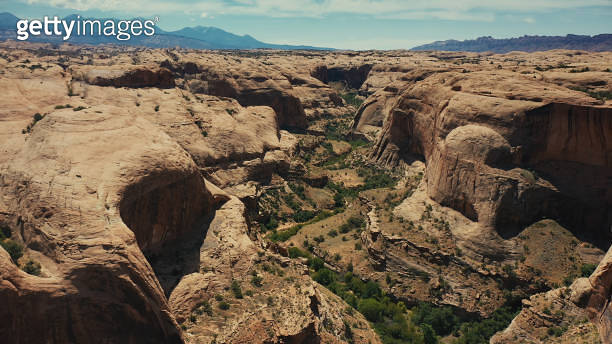 Drone over canyon at Moab, Utah 이미지 (1176483795) - 게티이미지뱅크