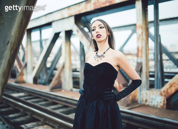 Glamour goth on rail bridge 이미지 (1140193926) - 게티이미지뱅크