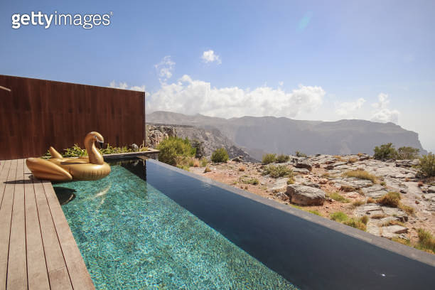 infinity Pool with pool float 이미지 (1136141446) - 게티이미지뱅크