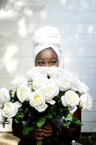 African woman with white roses 이미지 (1185842410) - 게티이미지뱅크