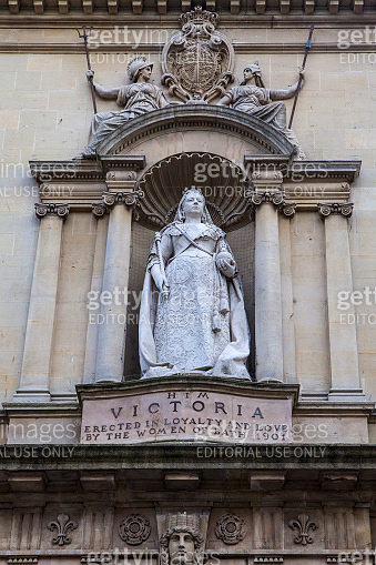 Queen Victoria statue at the Victoria Art Gallery in Bath, Somerset 이미지 ...