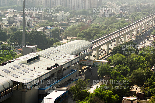 Aerial shot of delhi metro station with solar panels installed 이미지 ...