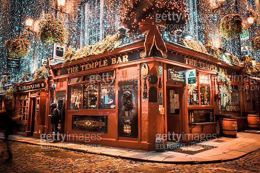 The Temple Bar pub in Dublin City centre, with christmas decorations ...
