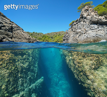 Passage between rocks above and below sea suface 이미지 (1155842852) - 게티이미지뱅크