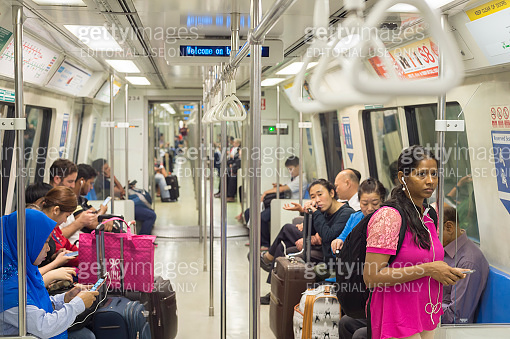 Singapor MRT people metro train 이미지 (1181775281) - 게티이미지뱅크