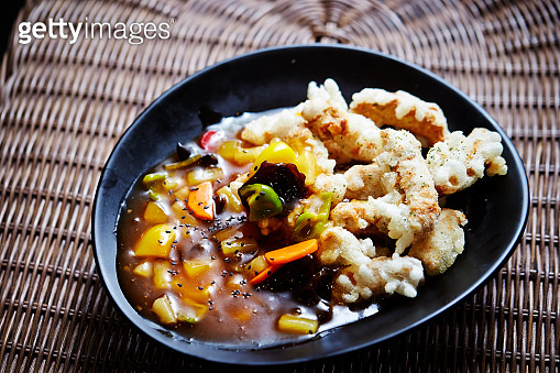 Deep fried rice cake with sweet sour sauce 이미지 (1160936314) - 게티이미지뱅크