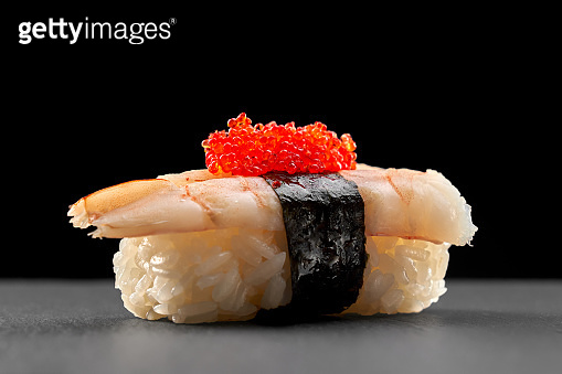 Ebi nigiri topped with red flying fish roe. 이미지 (1147507068) - 게티이미지뱅크