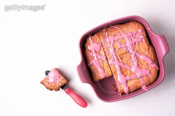 Ruby chocolate cake in a pink tray and a slice separated 이미지 ...