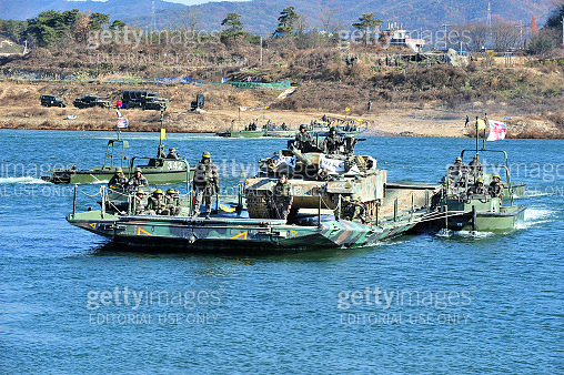 Korean Army is training a assault river crossing 이미지 (1128630612) - 게티이미지뱅크