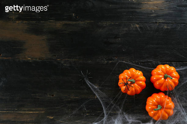 Halloween accessories in flat lay composition. Spooky mood concept. 이미지 ...