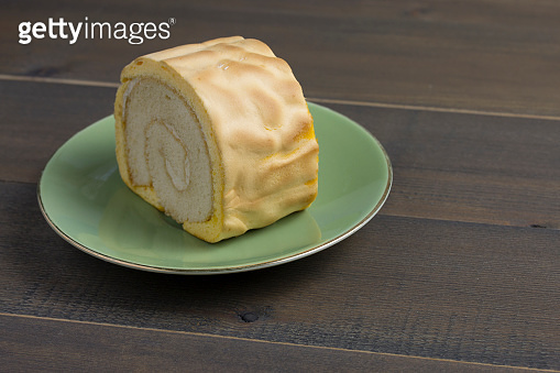 cream swiss roll slice on table wood 이미지 (1130675264) - 게티이미지뱅크