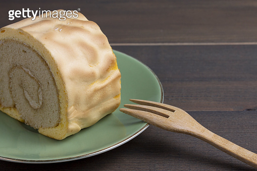 cream swiss roll slice on table wood 이미지 (1130670769) - 게티이미지뱅크