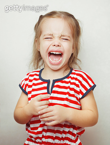 Child with tears falling down girls young face. loud cry of baby. 이미지 ...