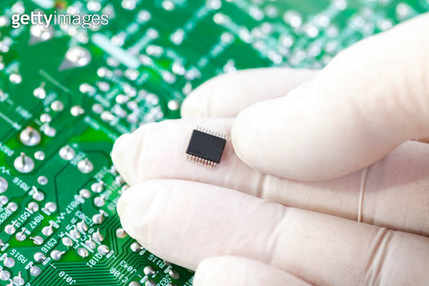 Chip on the finger of electronics 이미지 (1093914590) - 게티이미지뱅크