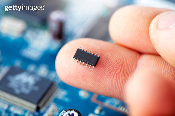 Chip on the finger of electronics 이미지 (1091658678) - 게티이미지뱅크