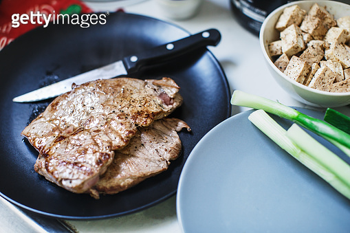 Fresh cooked meat, fresh onions and marinated tofu in the kitchen 이미지 ...